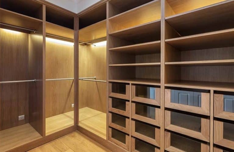 Prix d'un dressing | Coût moyen & Tarif pose | Guide Juin 2024