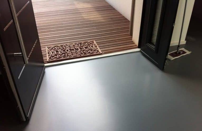 Prix d'un sol en résine | Coût moyen & Tarif pose | Guide Octobre 2024