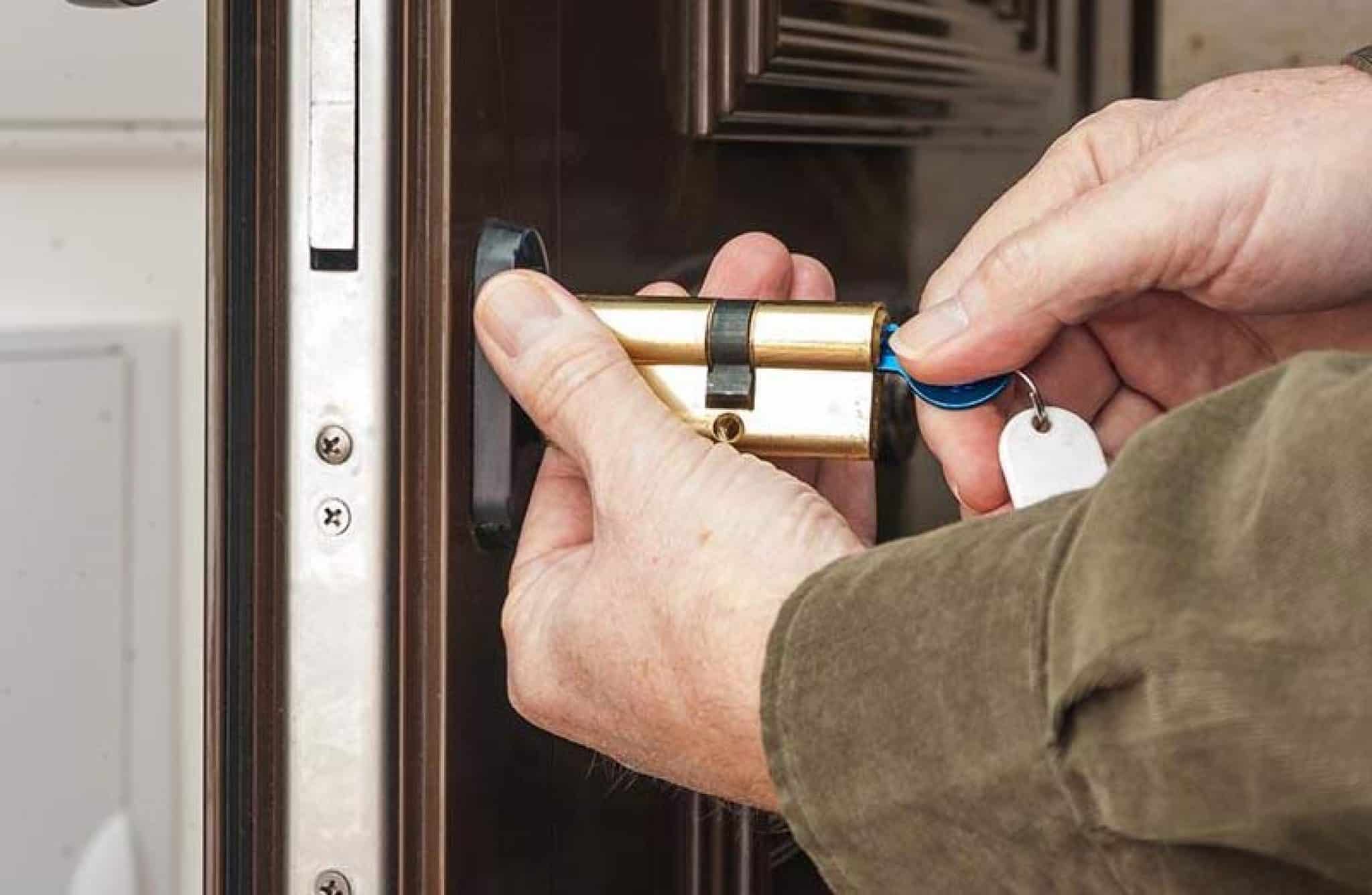 Comment changer un barillet de porte d’entrée ? | Conseils & avis