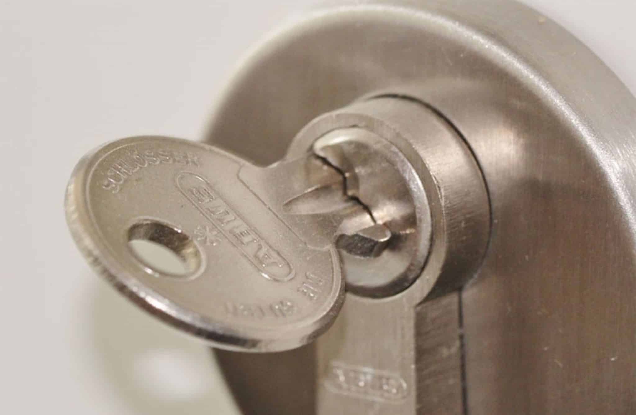 Comment changer un barillet de porte d’entrée ? | Conseils & avis