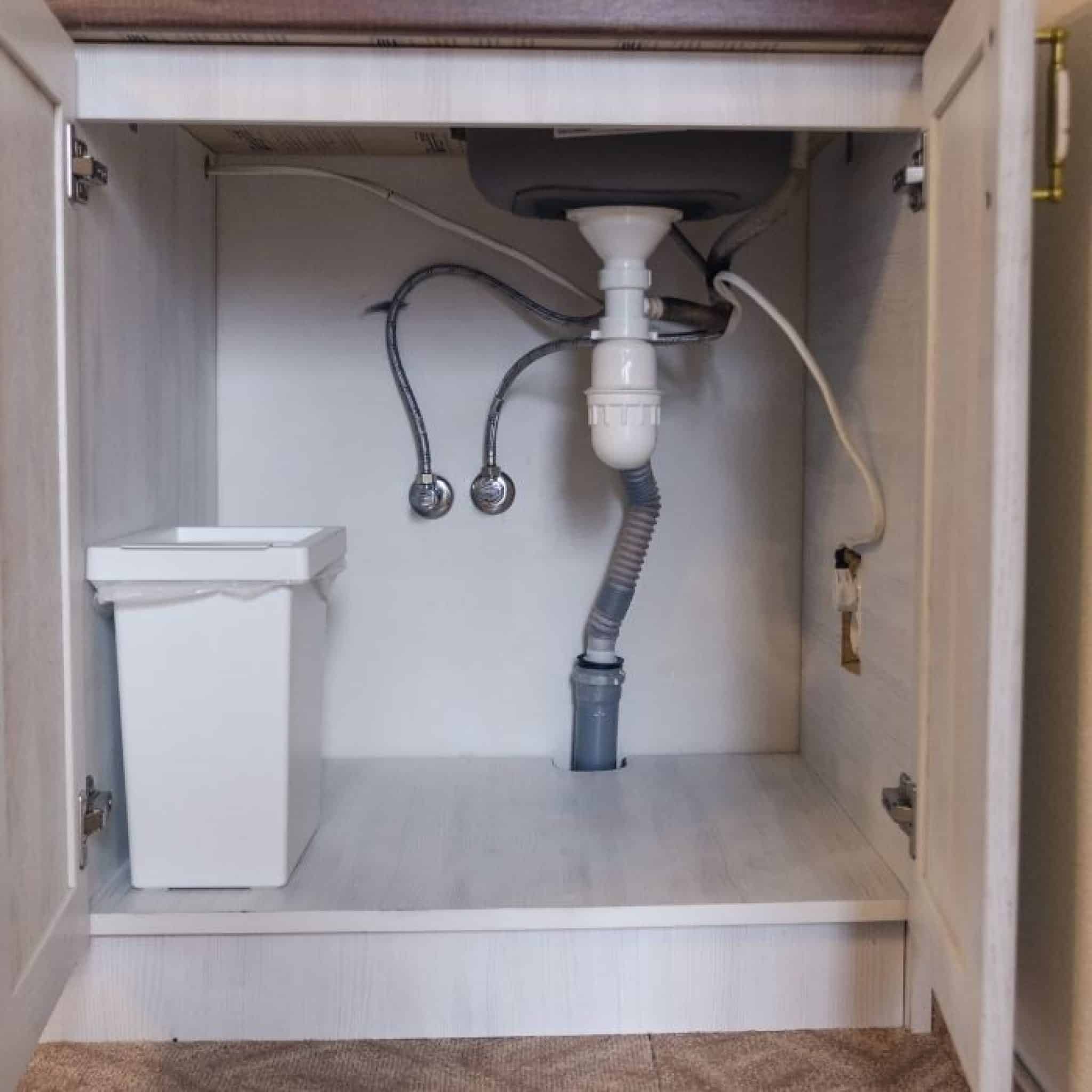 À quelle hauteur installer les évacuations d'un lavabo ? | Conseils & avis