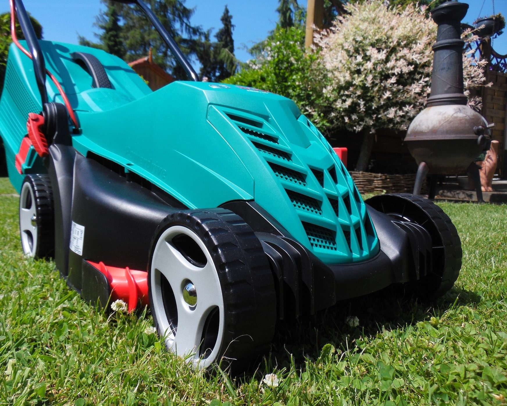 Meilleure tondeuse à batterie lithium 2021 - Guide et avis