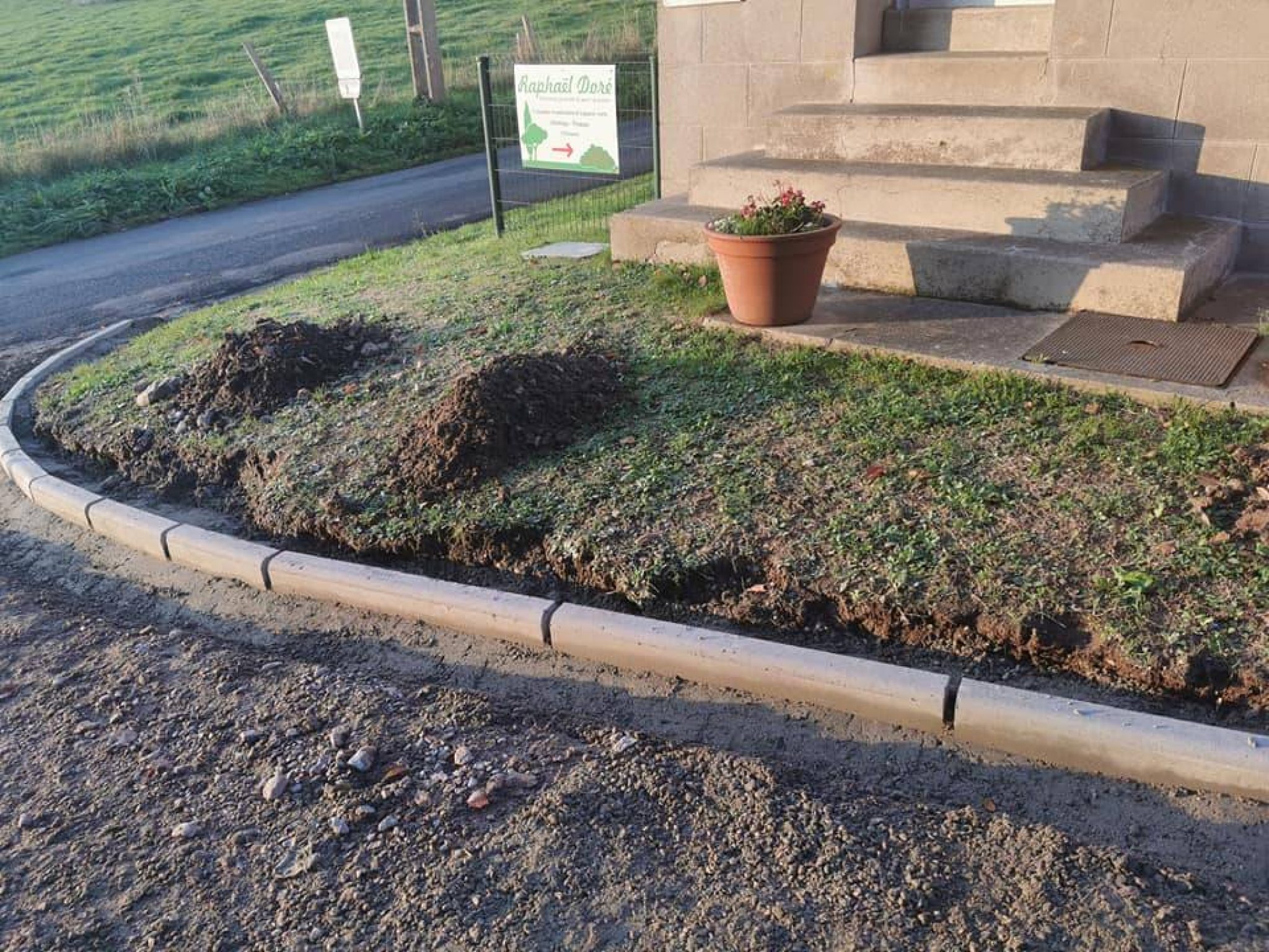 Bordure béton : utilisations, avantages et pose