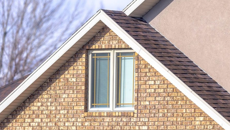 Pente de toiture : les dimensions et les normes à respecter