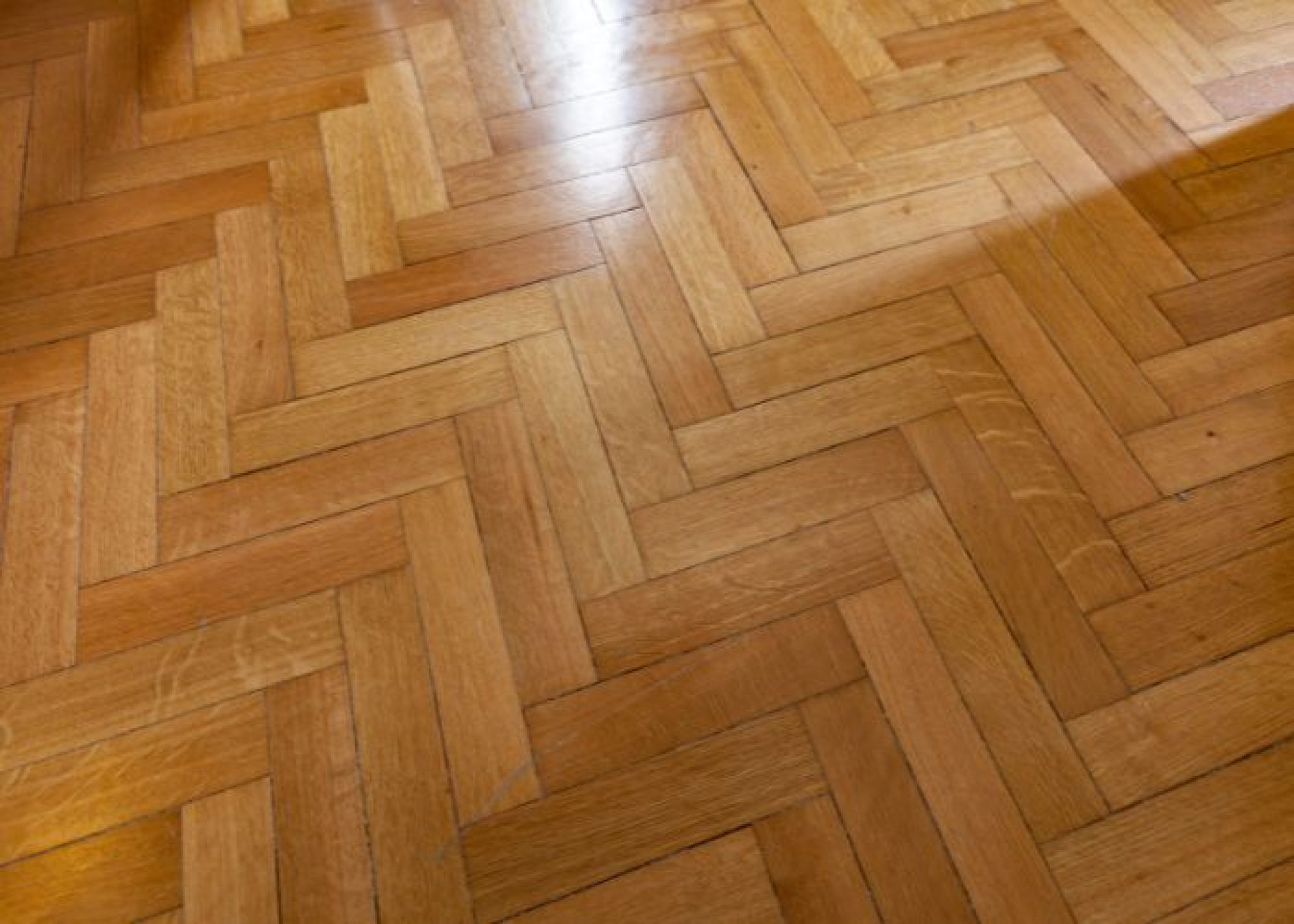 Guide complet pour la protection d'un parquet en bois via un vitrificateur