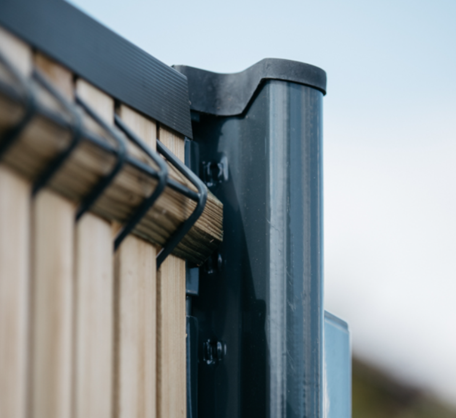 Capuchon poteau grillage rigide : guide complet et prix