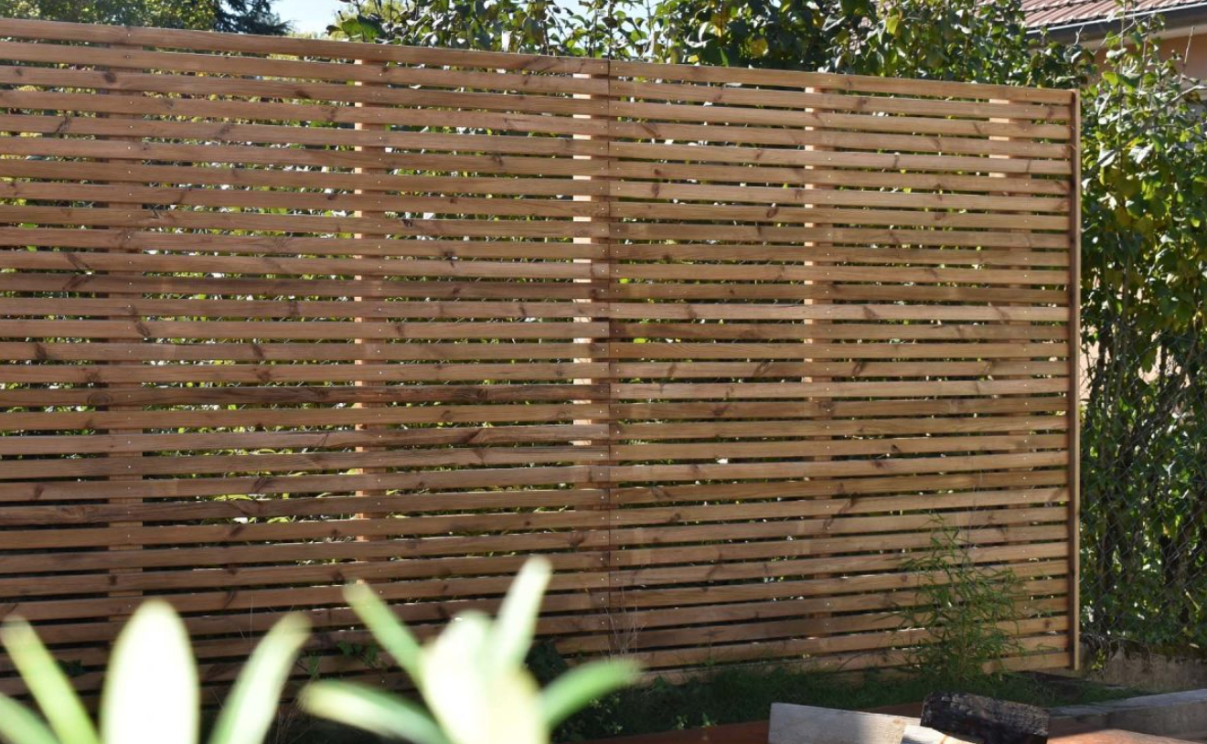 Brise vue lame bois : un choix judicieux pour votre terrasse et jardin