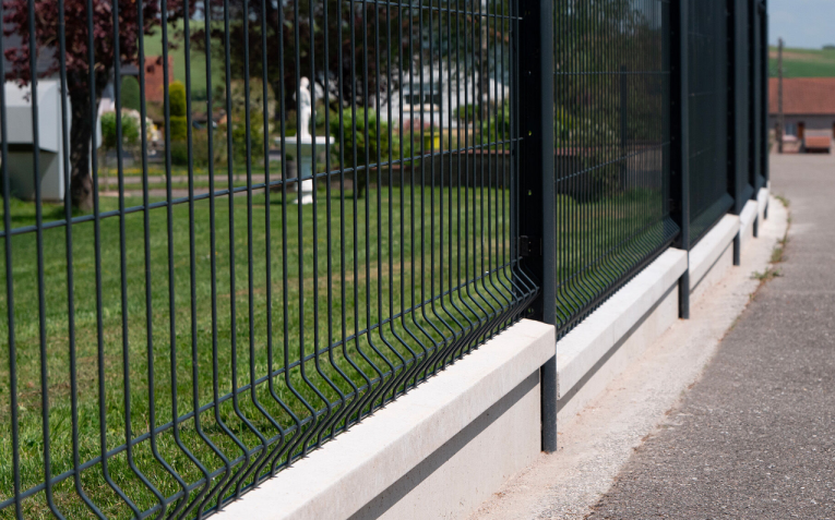 Pose grillage rigide avec soubassement : comment faire