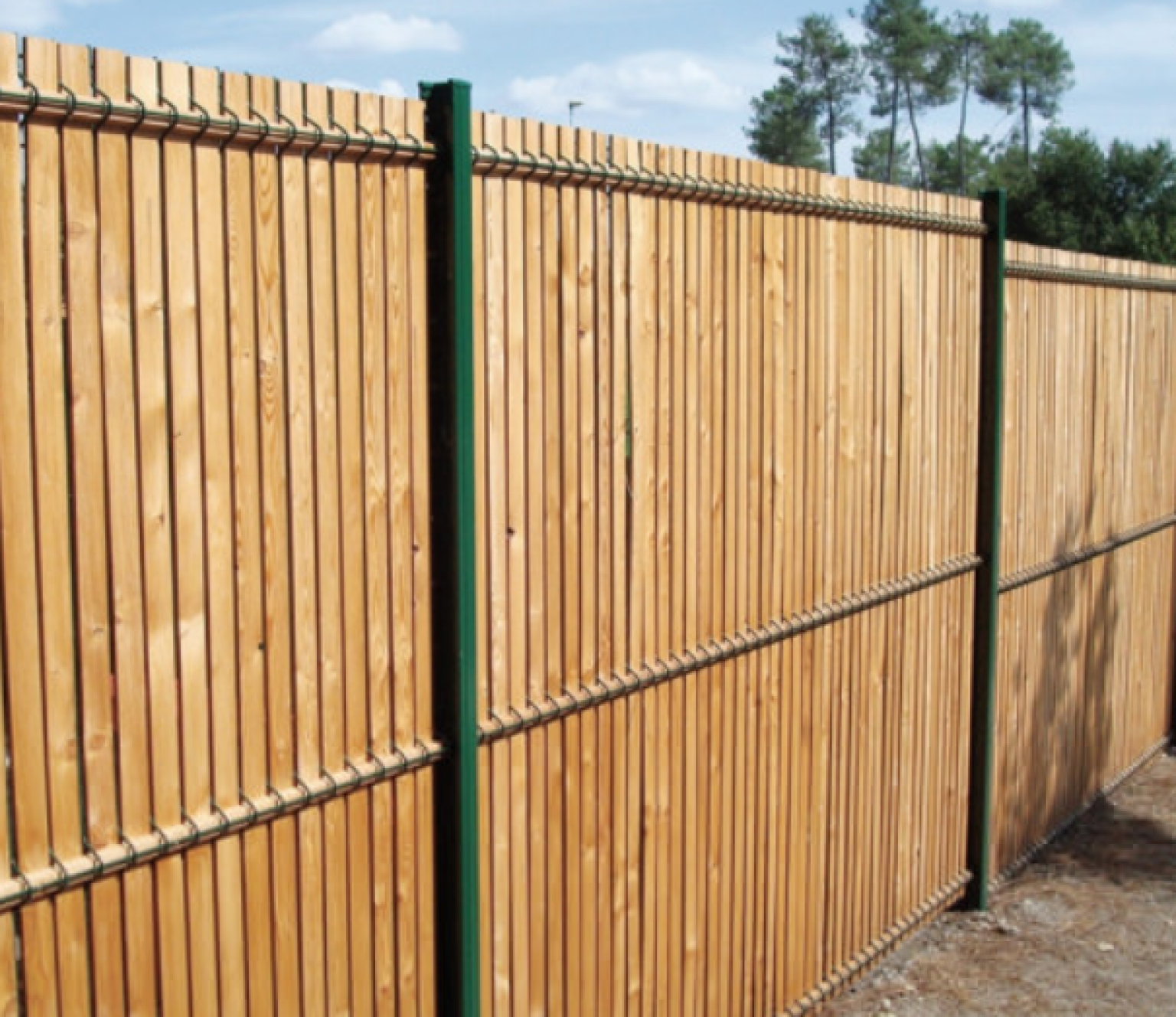 Grillage bois : guide détaillé pour le choisir et l'installer