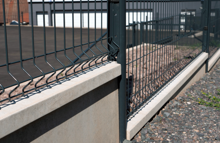 Cloture rigide avec soubassement béton 50 cm : une bonne solution