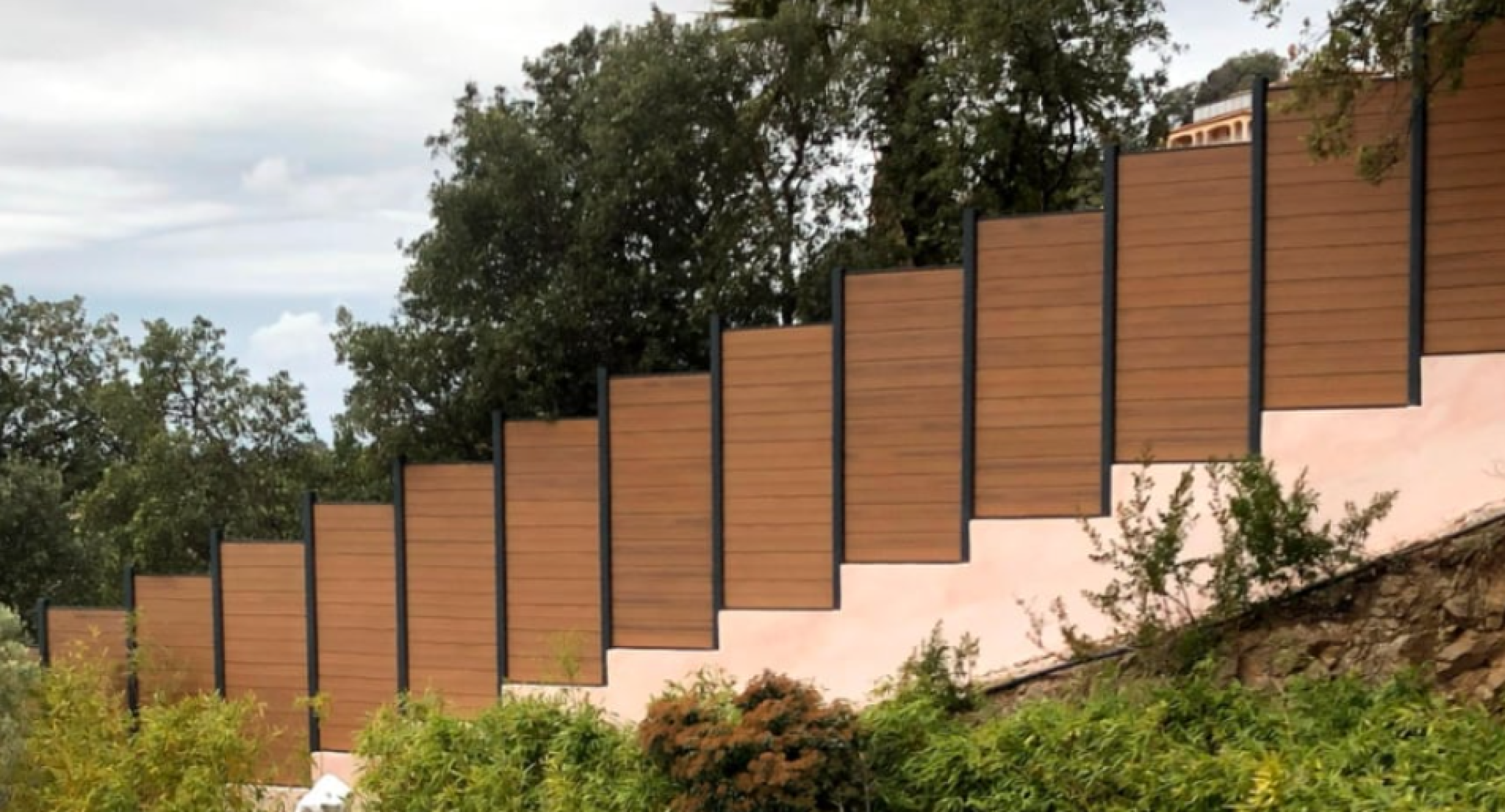 Cloture forte pente : la solution parfaite pour votre terrain en pente