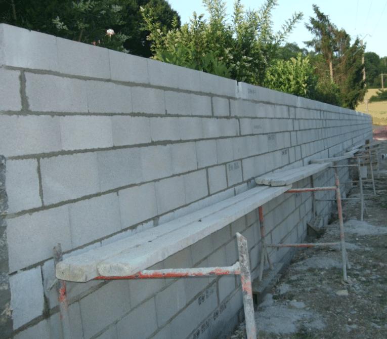 Comment construire un mur de clôture en parpaing : guide complet 2024 ...